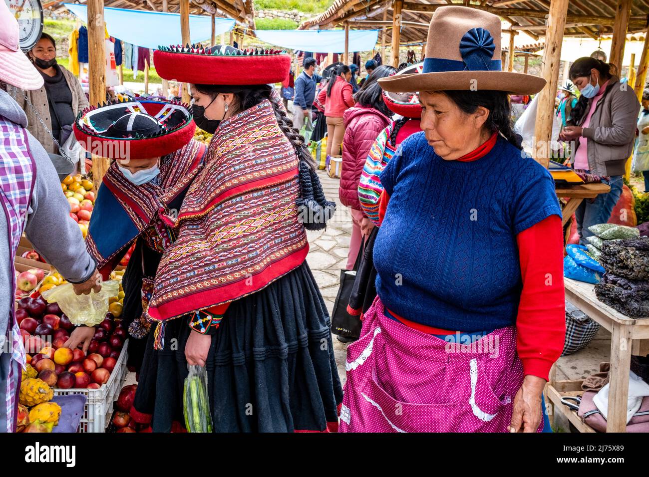 Quechua women hi-res stock photography and images - Alamy