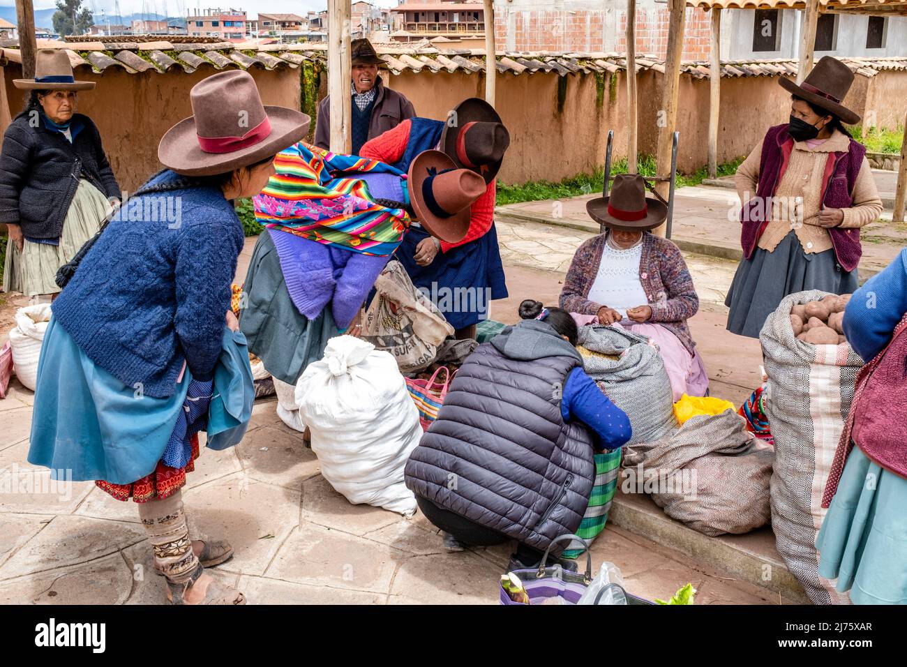 Quechua women hi-res stock photography and images - Alamy