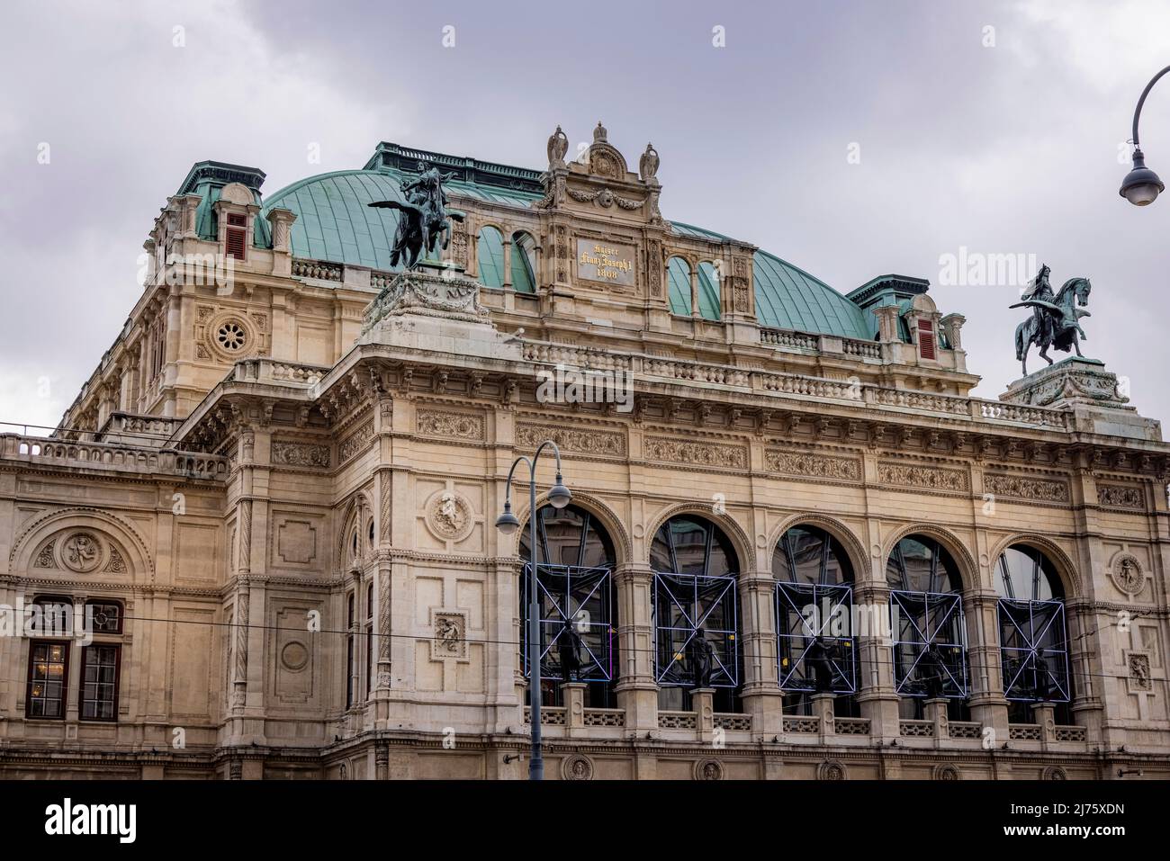Vienna State Opera building in the city center Stock Photo - Alamy