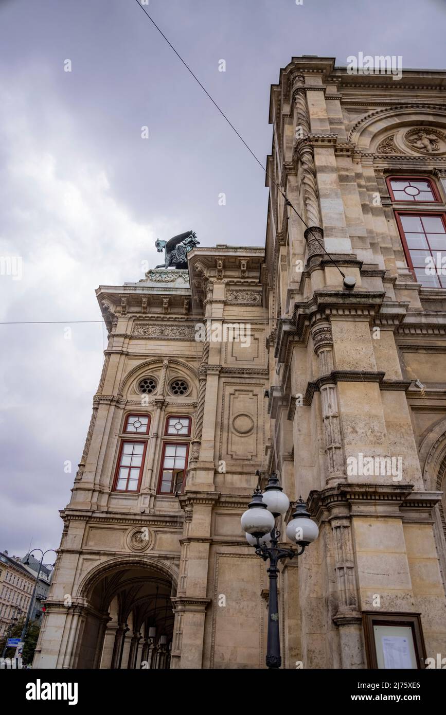 Vienna State Opera building in the city center Stock Photo - Alamy