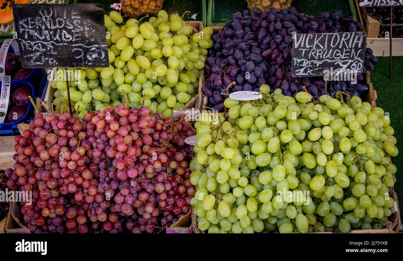 Vienna's most famous market, the Naschmarkt, fruit stand, grapes Stock ...