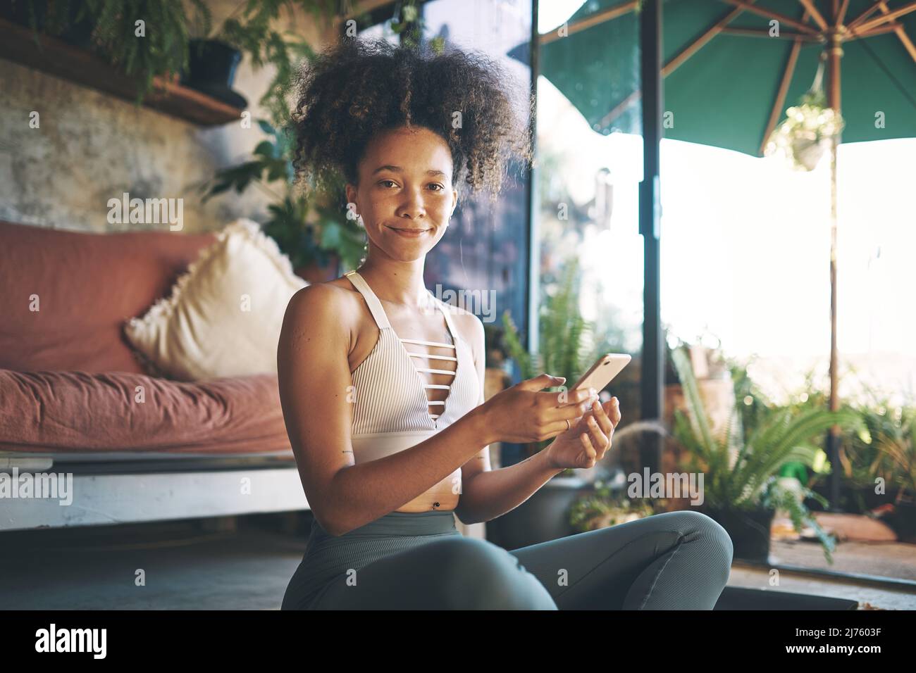 Young girl smiling at camera Stock Photo - Alamy