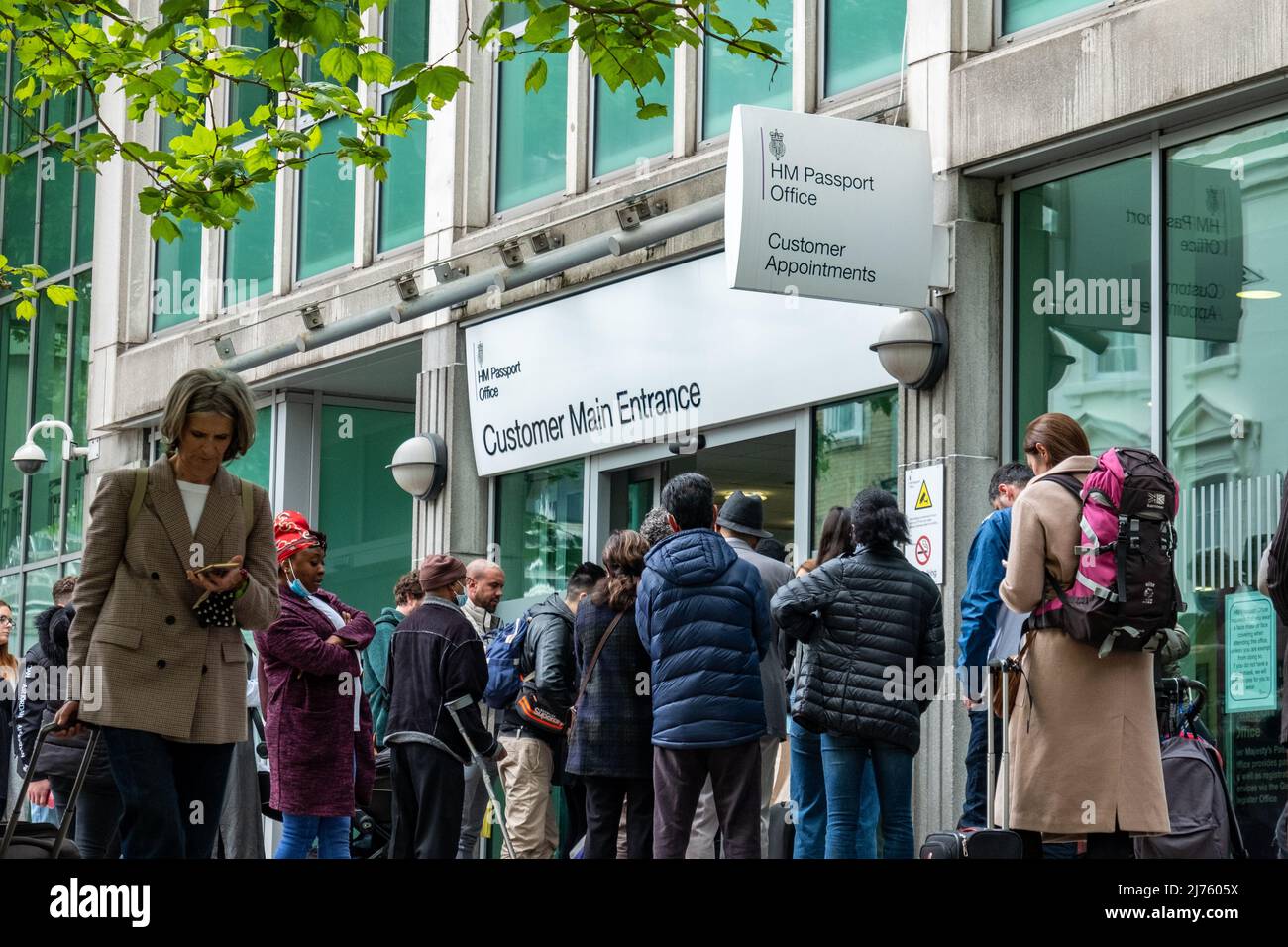 Queue of people office hi-res stock photography and images - Alamy