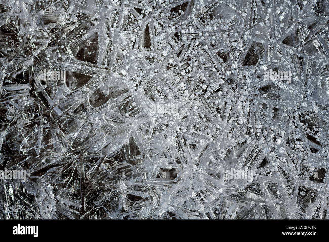 Ice crystal in the streambed of ISar with different shape and structure ...