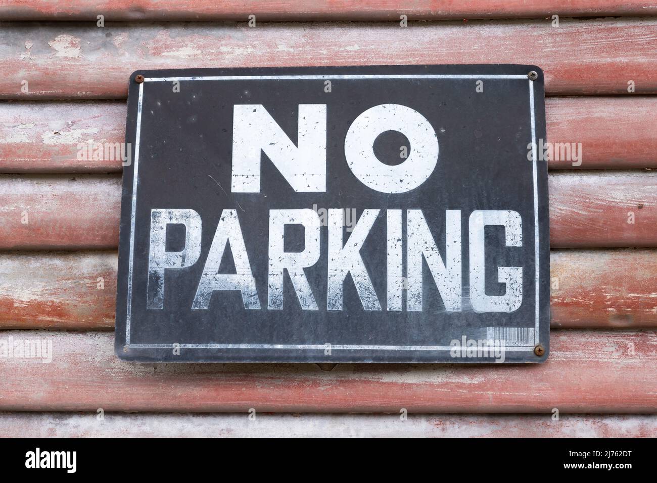 No parking sign in Midwest city Stock Photo - Alamy