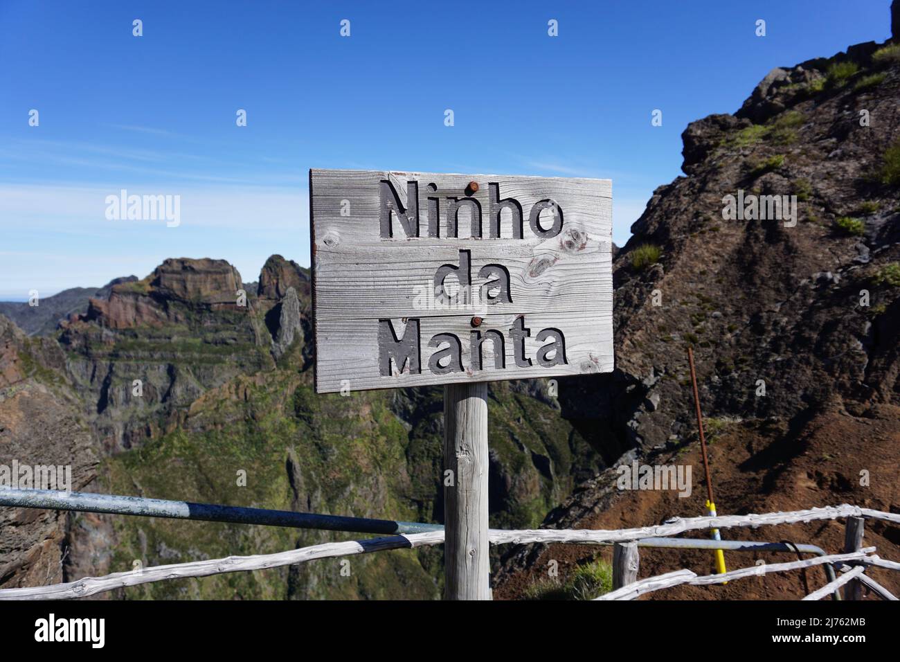 Wooden sign of Ninho da Manta at the overview of 'Pedra Rija' viewpoint ...