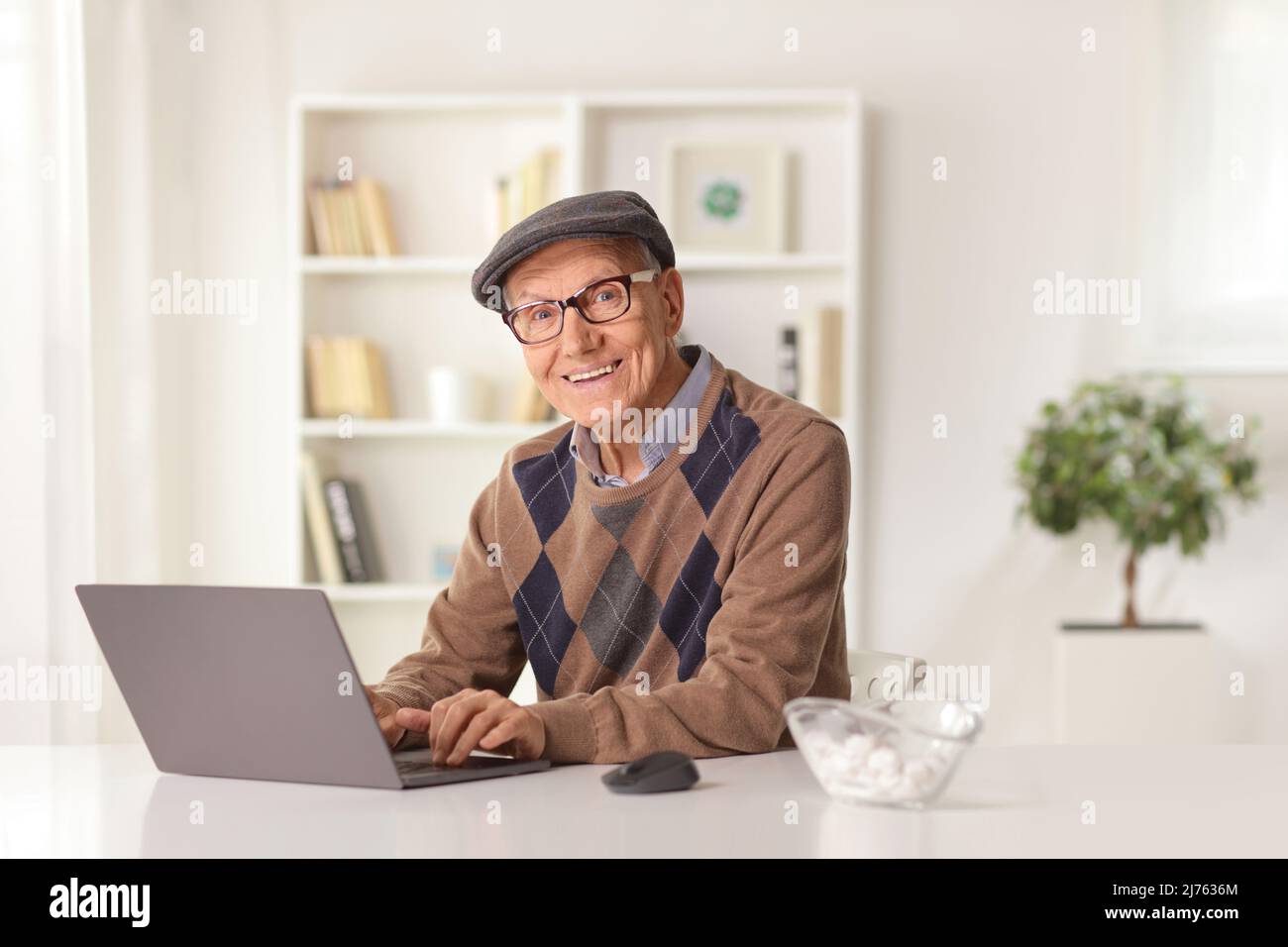 Happy user computer screen laptop man hi-res stock photography and ...