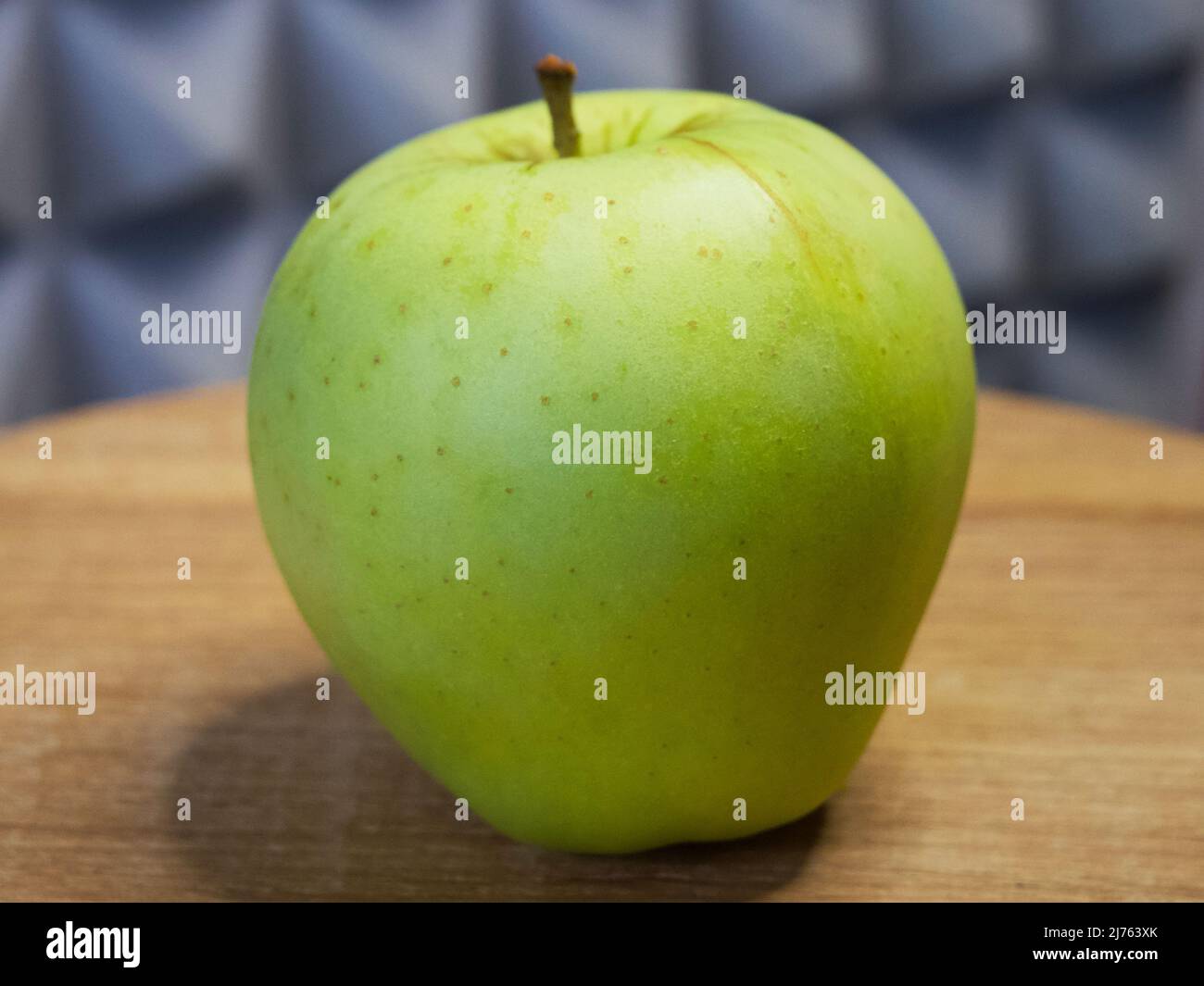 Side view apple hi-res stock photography and images - Alamy
