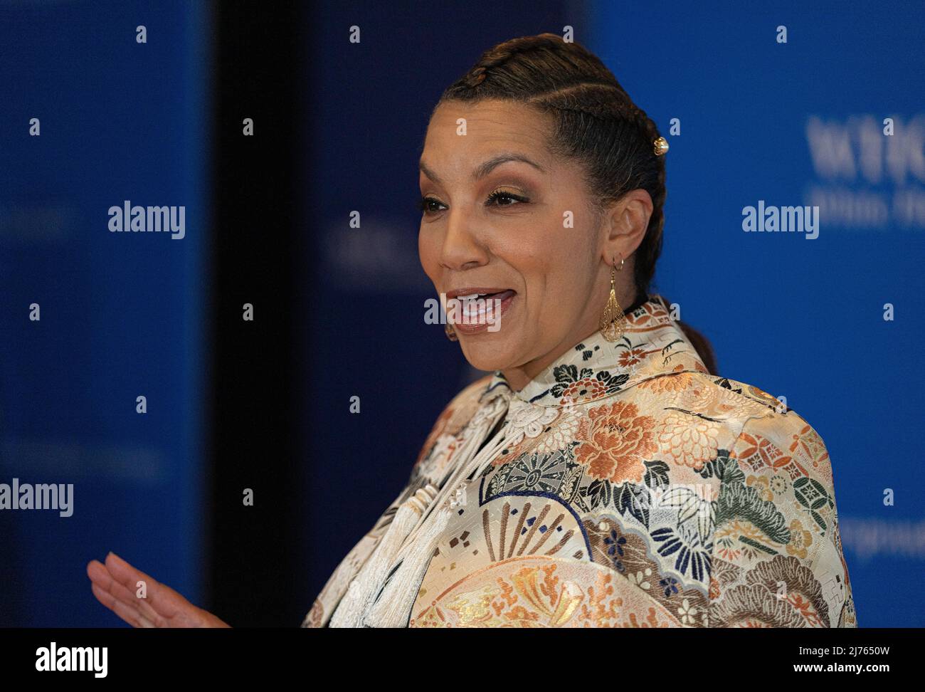 Arthel Neville is a weekend anchor for Fox News here walking the red ...