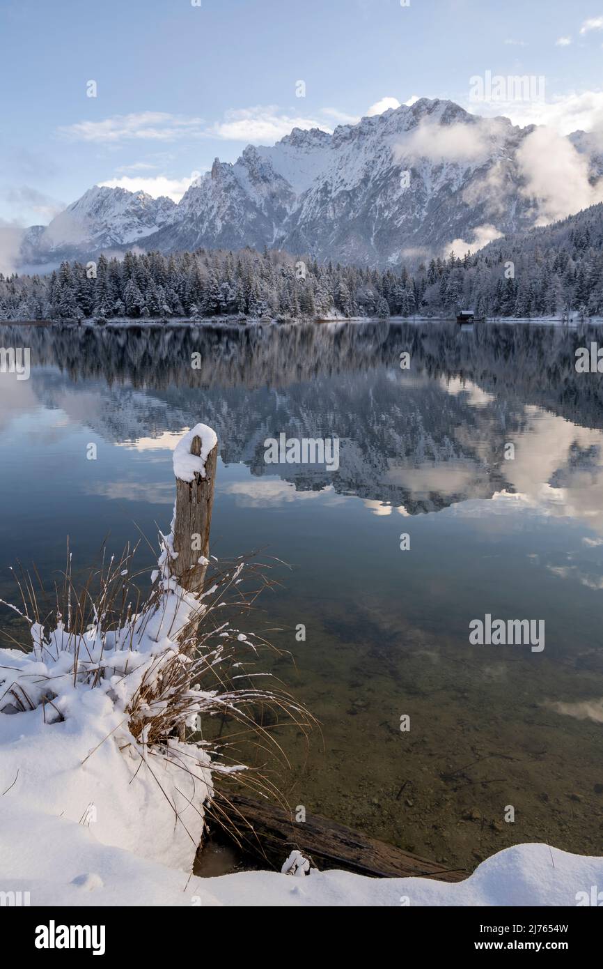 Winter at the Lautersee with snow and reflection of the Karwendel ...