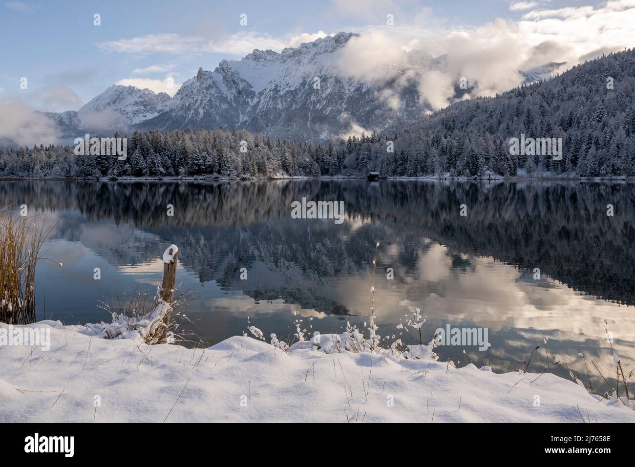 Winter at the Lautersee with snow and reflection of the Karwendel ...