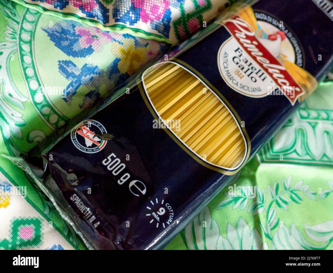 Pasta Primeluci Fratelli Gallo. Spaghetti №4 Stock Photo - Alamy