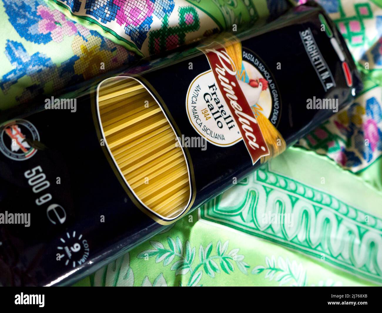Pasta Primeluci Fratelli Gallo. Spaghetti №4 Stock Photo - Alamy