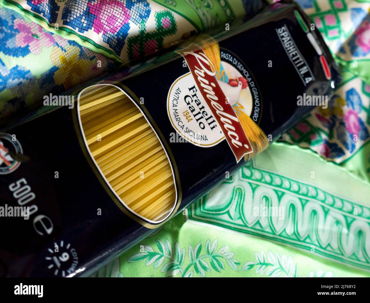 Pasta Primeluci Fratelli Gallo. Spaghetti №4 Stock Photo - Alamy