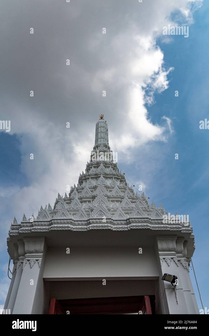 Bangkok temple gate hi-res stock photography and images - Alamy