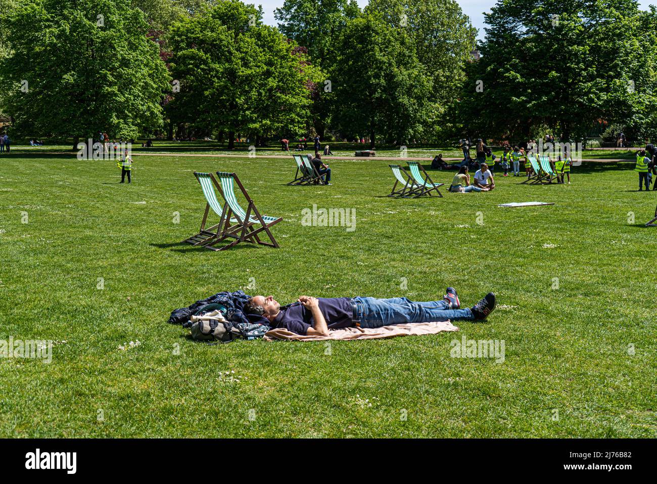 Alamy sunbathing uk park above hi-res stock photography and images - Alamy