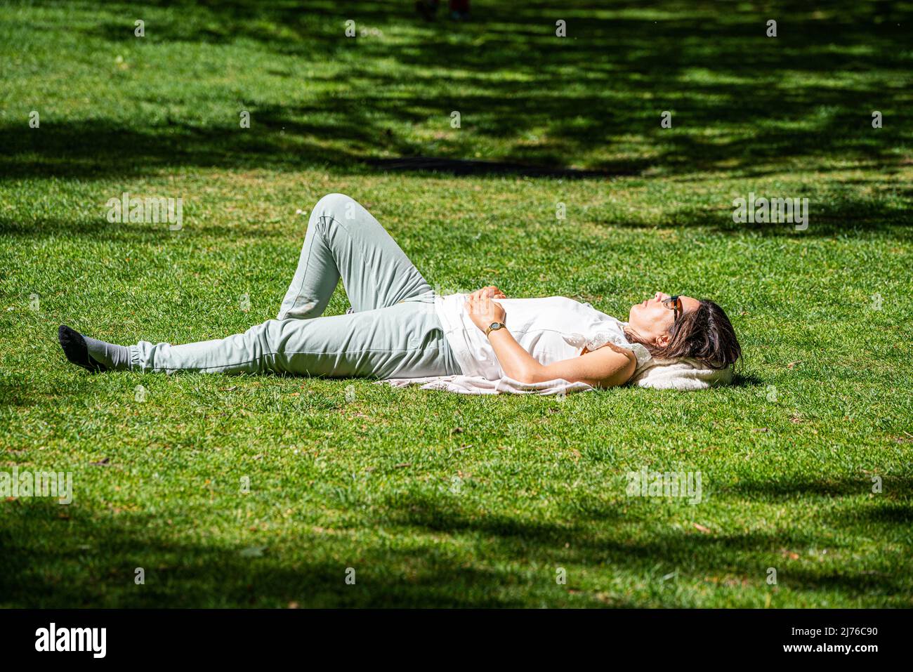 Alamy sunbathing uk park above hi-res stock photography and images - Alamy