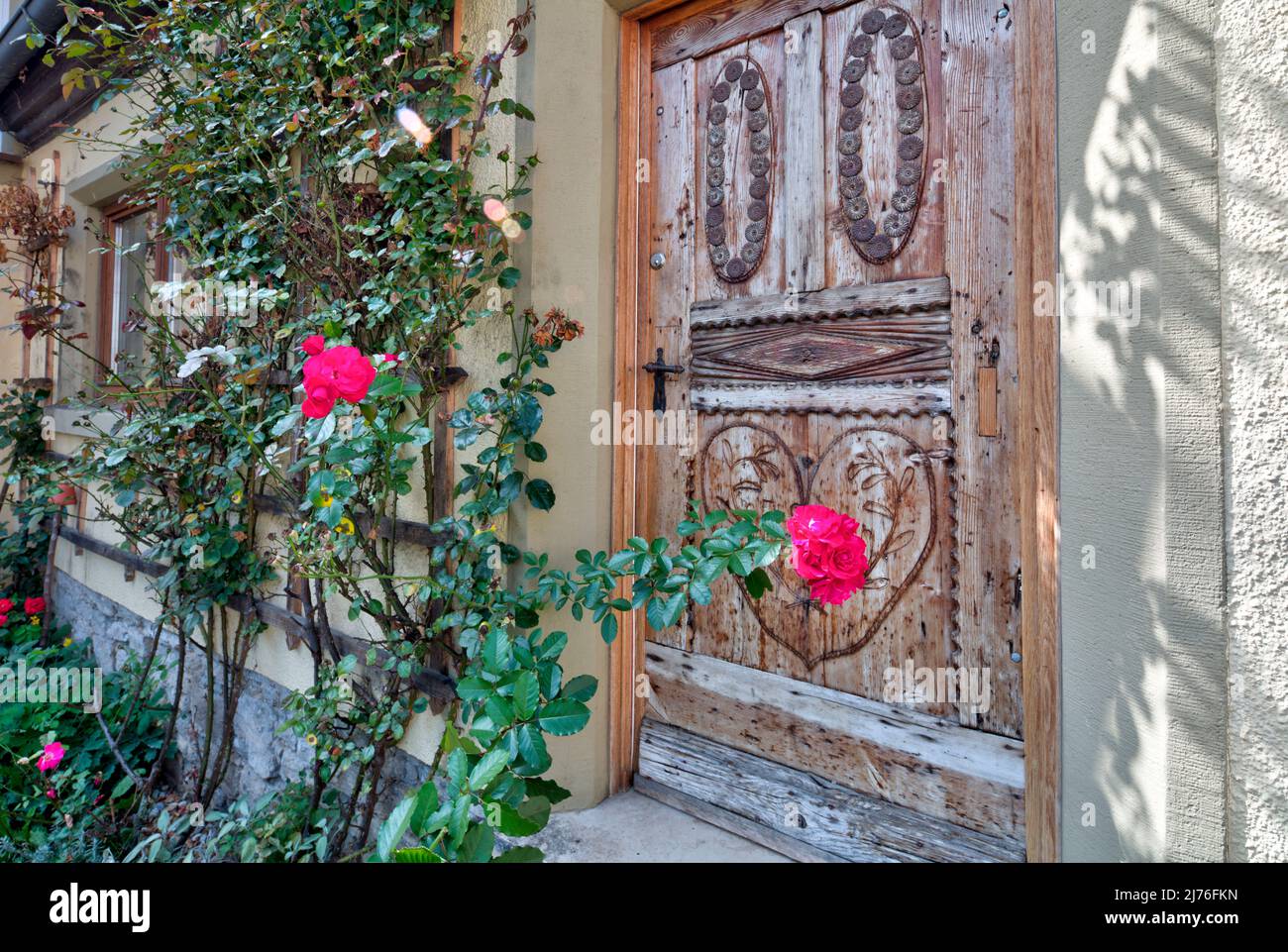 Roses over front door hi-res stock photography and images - Alamy