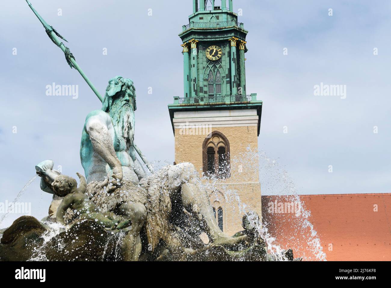 Berlin, center, Neptunbrunnen, in the background Marienkirche Stock ...