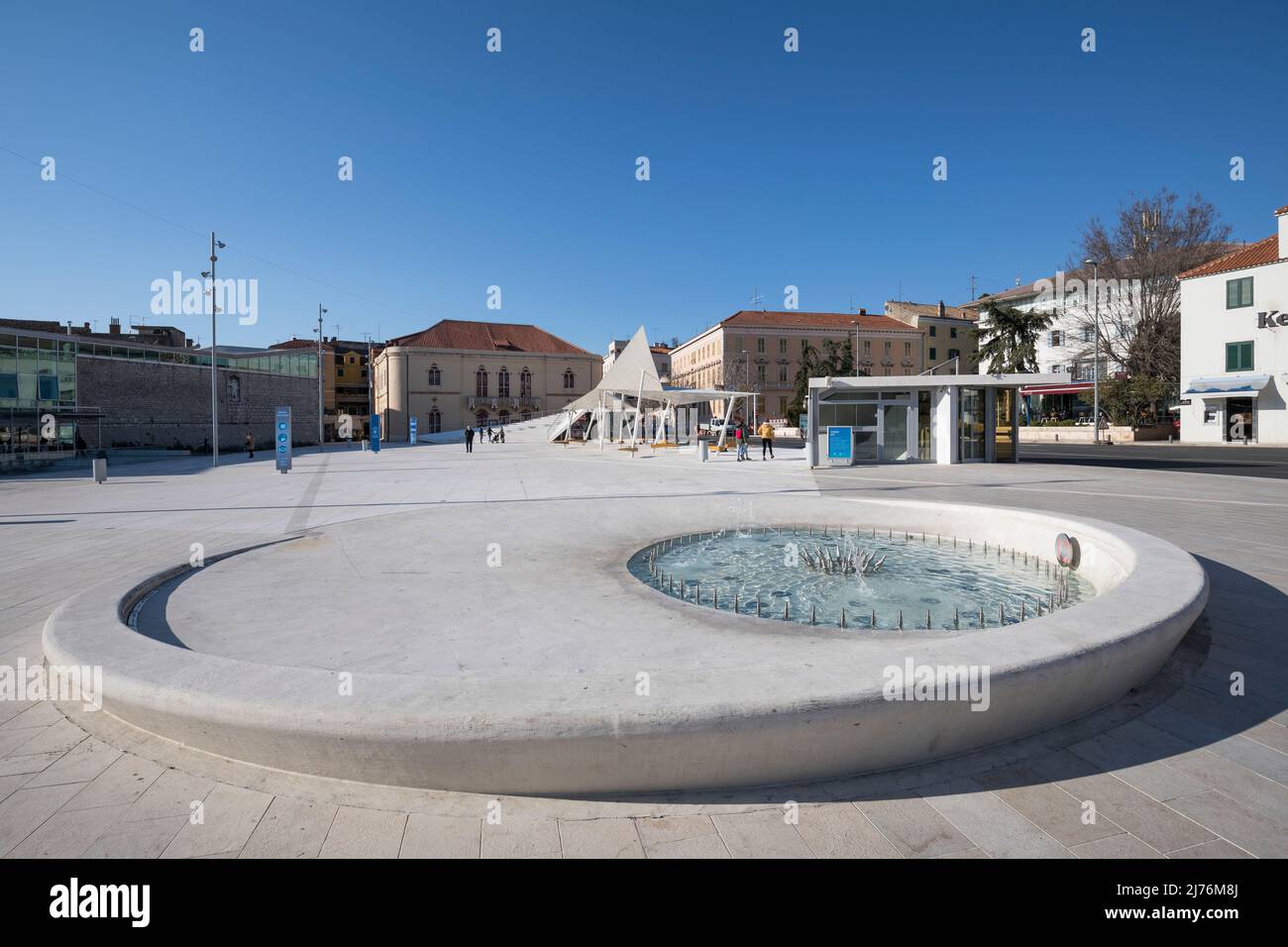Fountain on the town square hi-res stock photography and images - Alamy