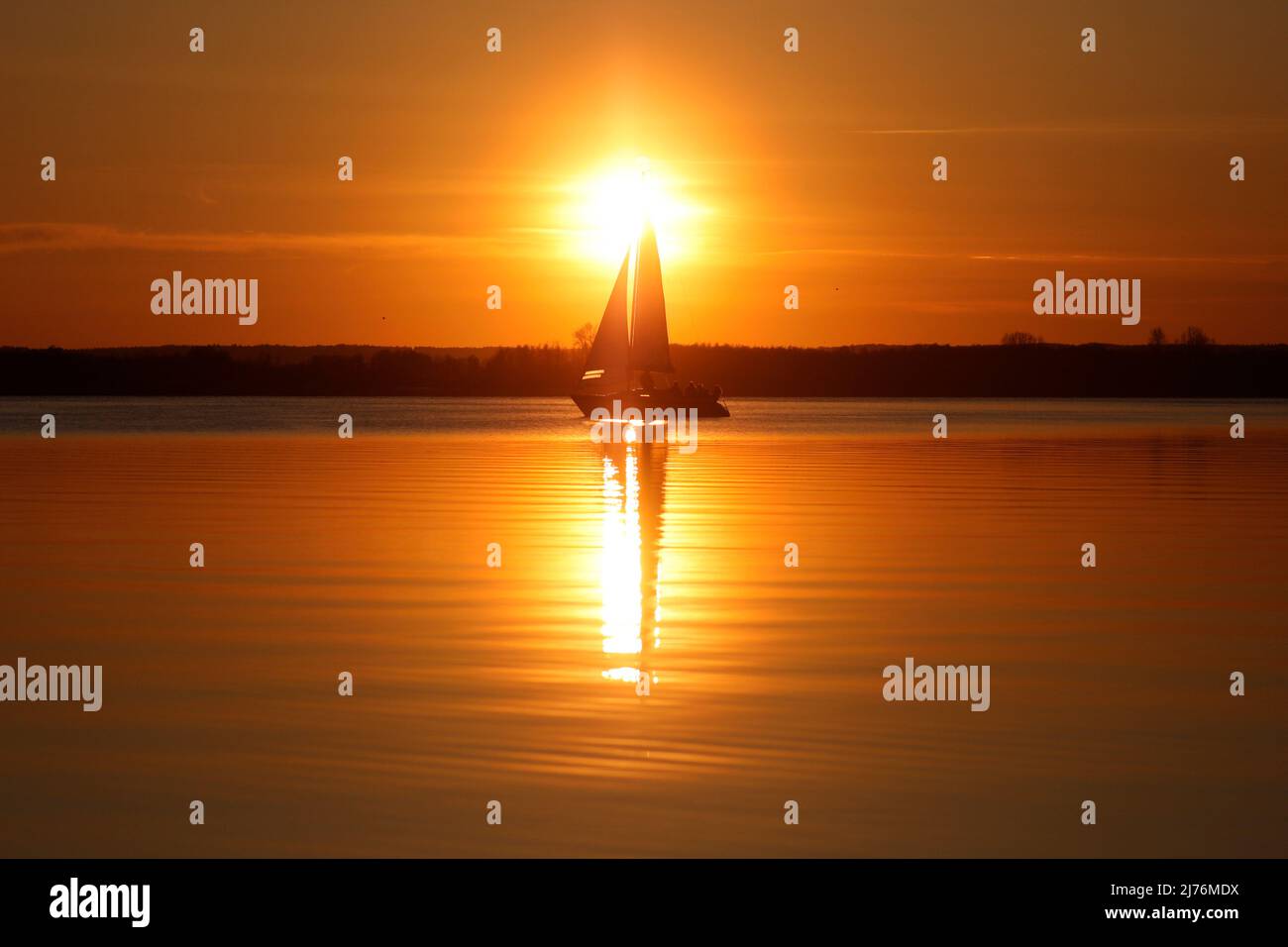 Sailing ship sunset hi-res stock photography and images - Alamy