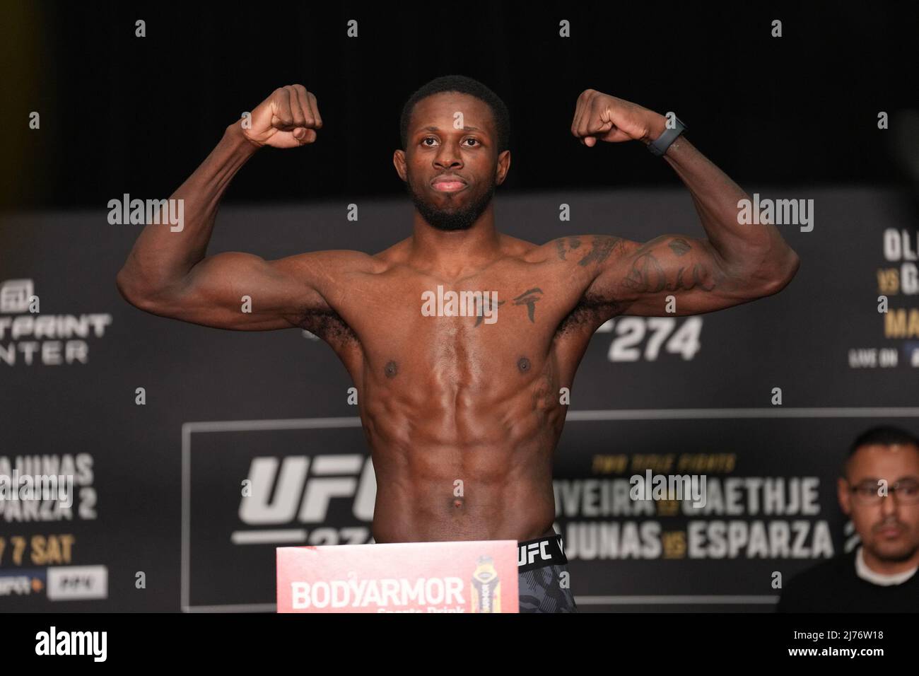 PHOENIX, AZ - May 6: Randy Brown steps on the scale at Hyatt Regency ...