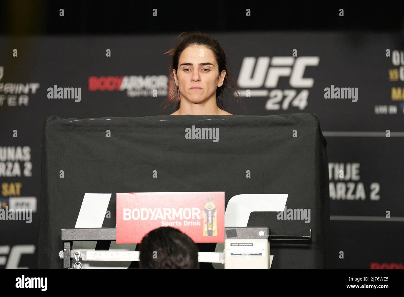 PHOENIX, AZ - May 6: Norma Dumont steps on the scale at Hyatt Regency ...