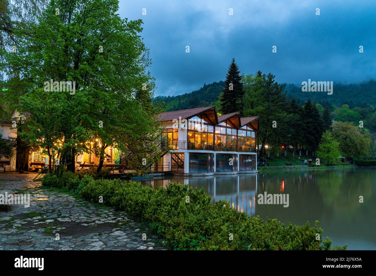 Pond view cafe hi-res stock photography and images - Alamy