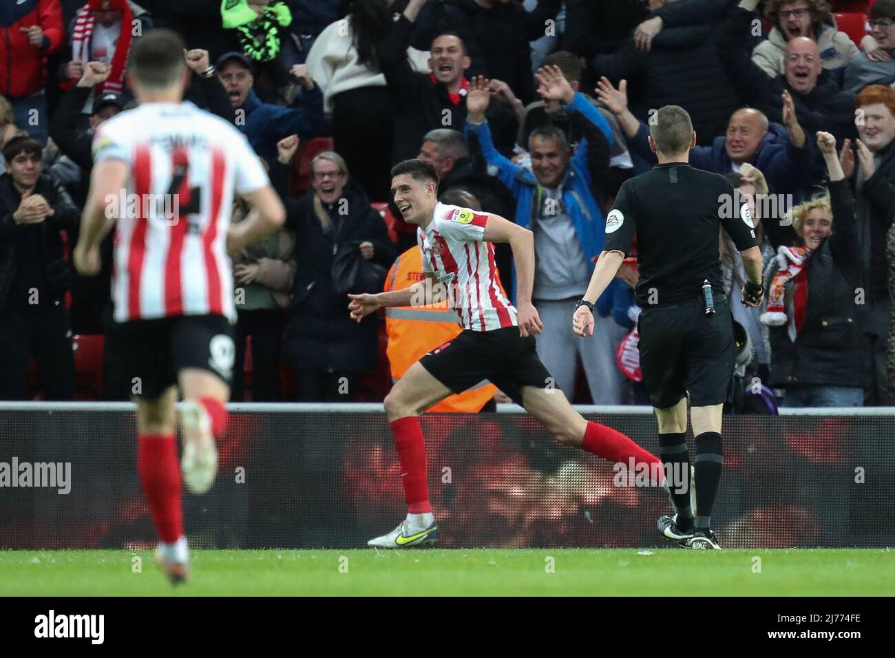 Ross Stewart #14 of Sunderland celebrates his goal and makes the score ...