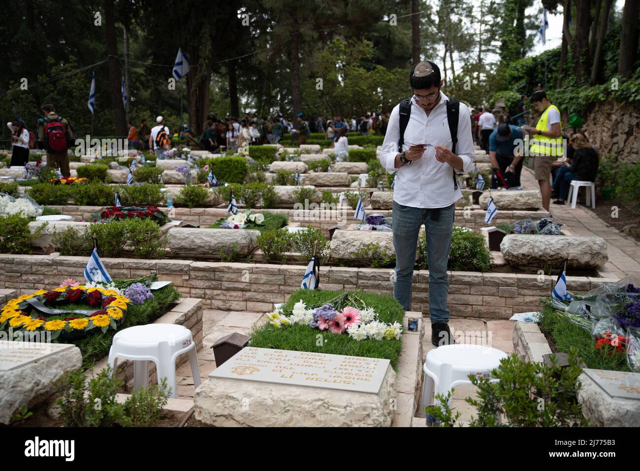 Israelis at the annual Memorial Day for fallen soldiers and civil ...