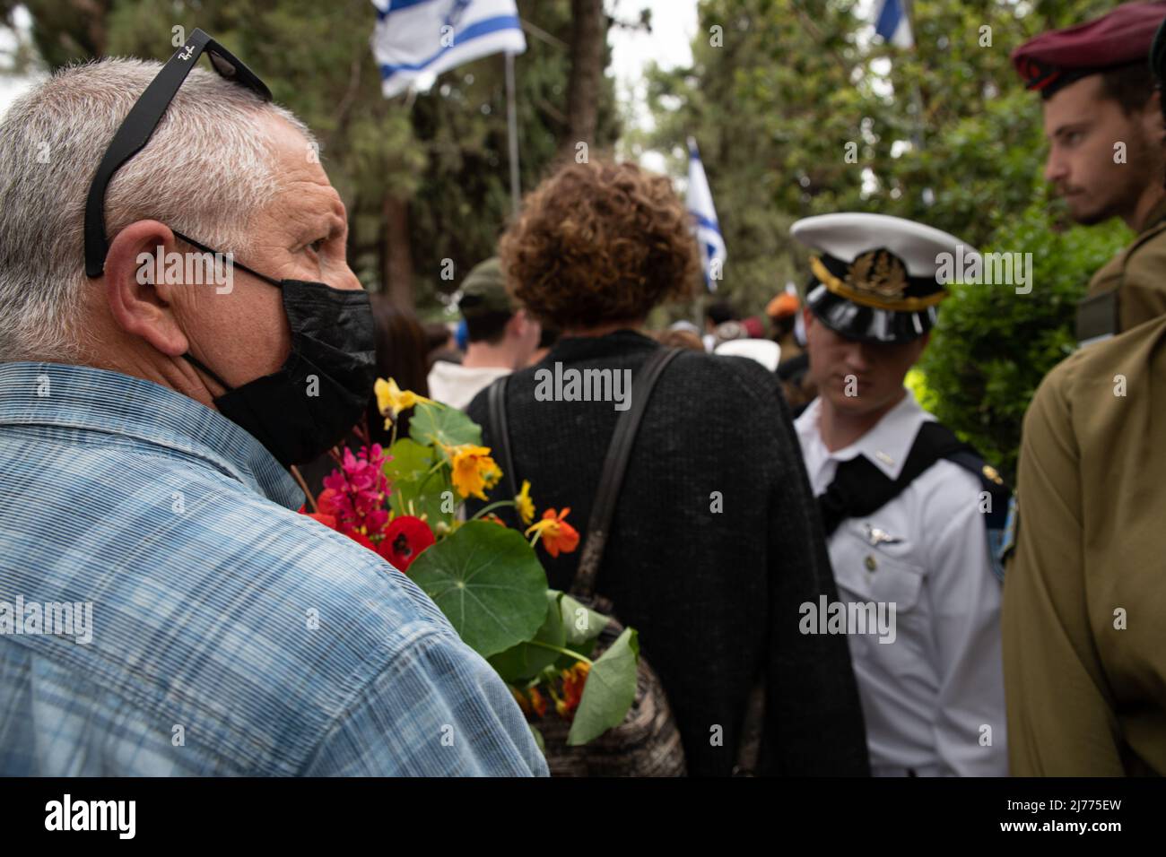 Israelis at the annual Memorial Day for fallen soldiers and civil ...