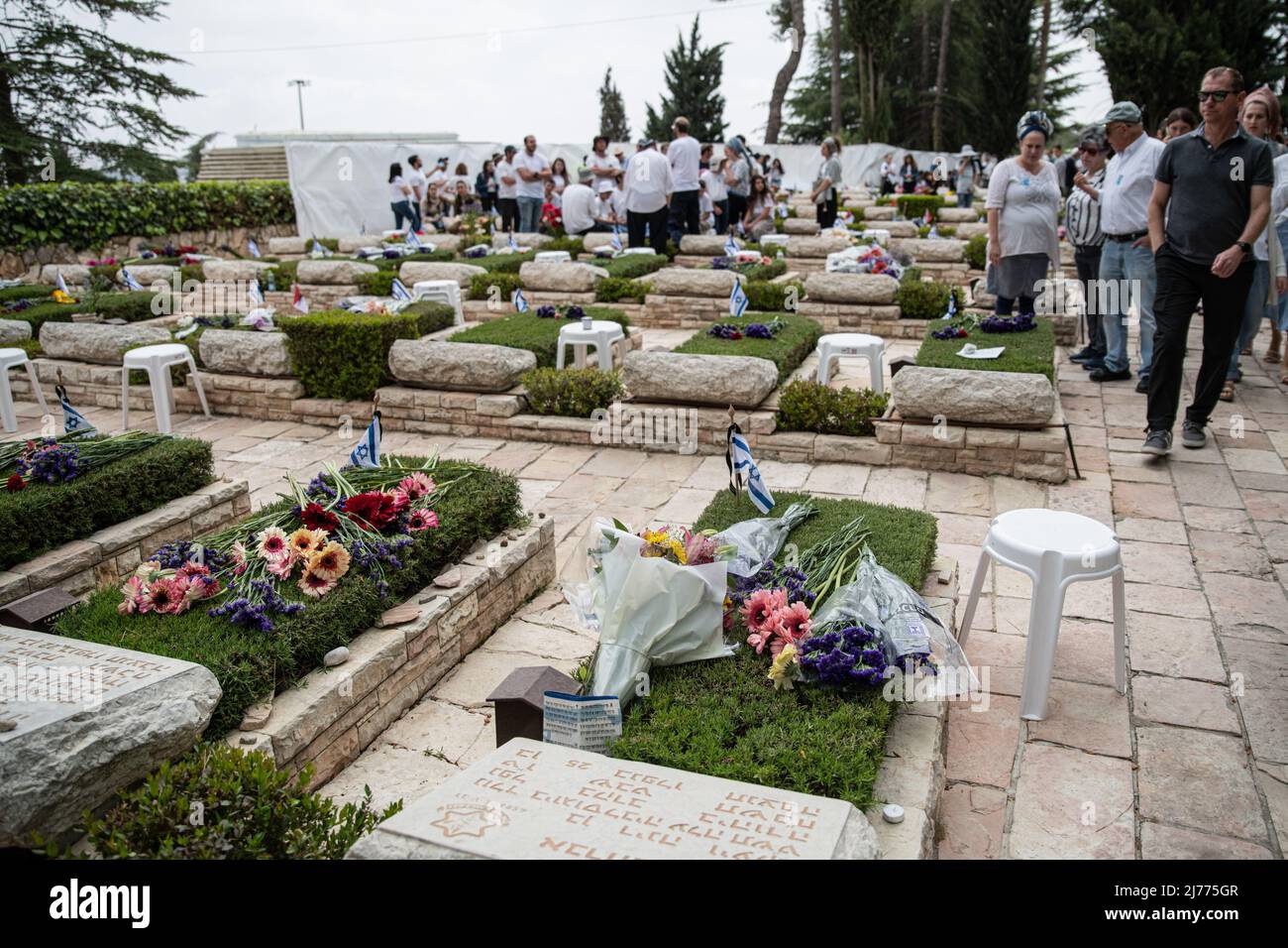Israelis at the annual Memorial Day for fallen soldiers and civil ...