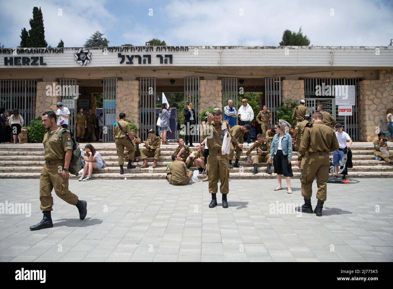 Israelis at the annual Memorial Day for fallen soldiers and civil ...