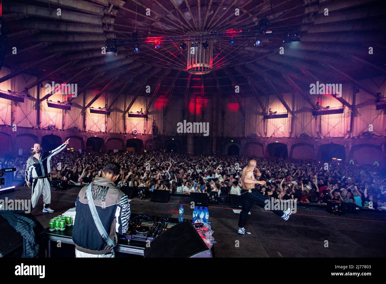 2022-05-06 20:59:17 AMSTERDAM - The Opposites during a performance in ...