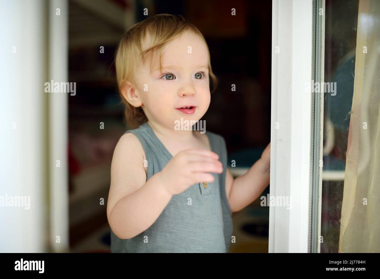 Child peek through window hi-res stock photography and images - Alamy