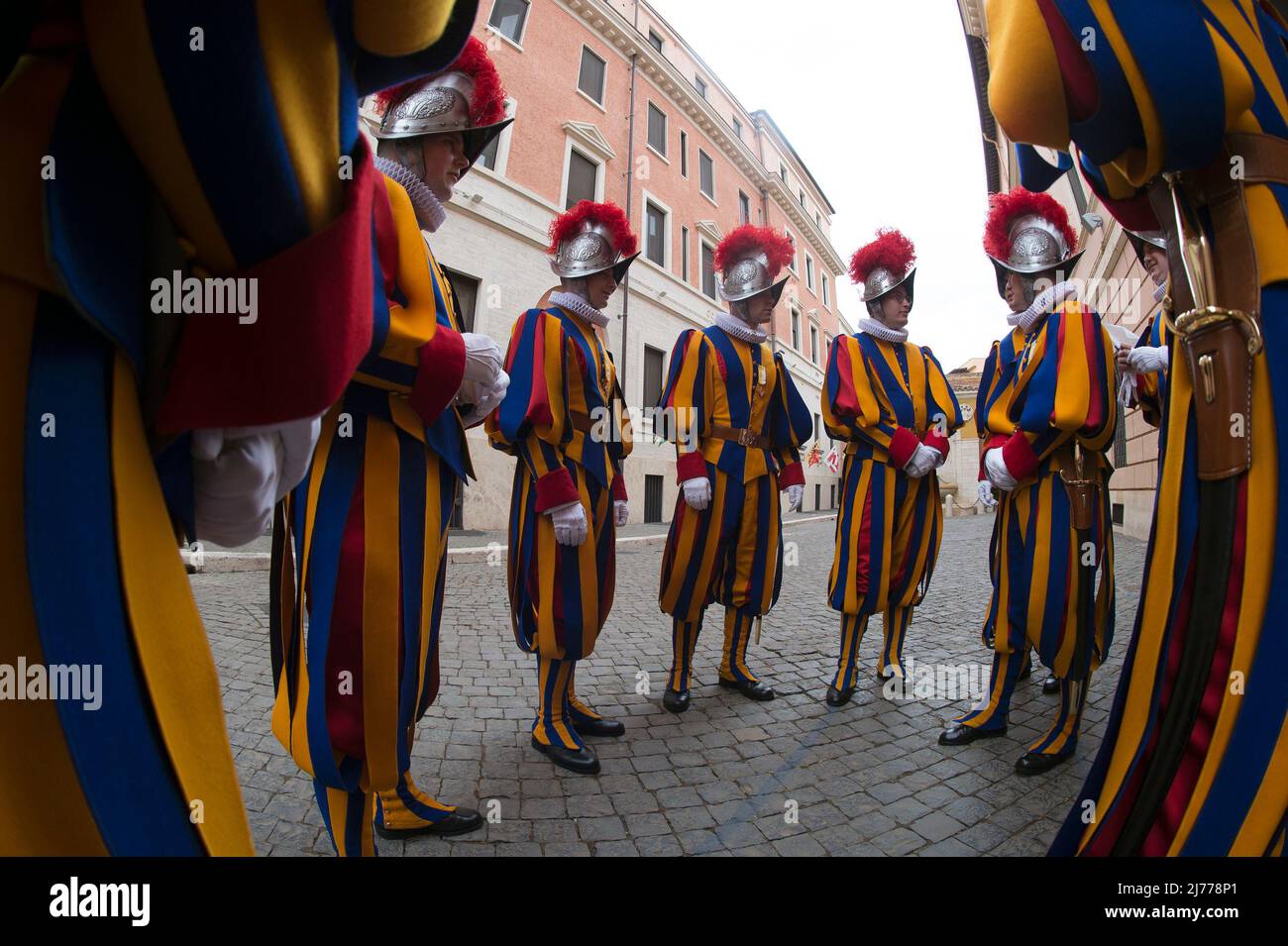 Italy, Rome, Vatican, 2022/05/06 New Swiss Guards wait prior to the ...