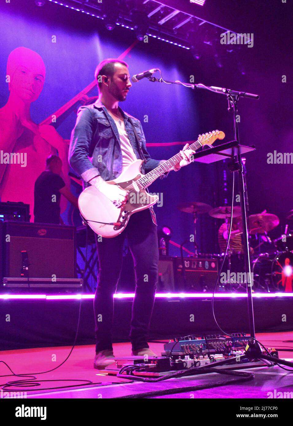 Tommy Gleeson From Feeder Performing Live On Stage In Concert At The O2 ...