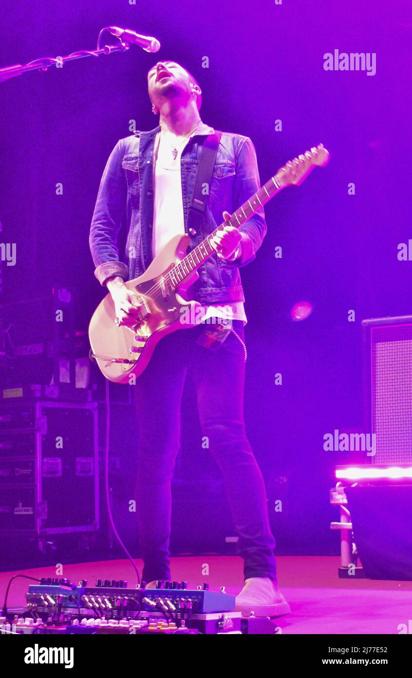 Drummer in the rock band feeder hi-res stock photography and images - Alamy