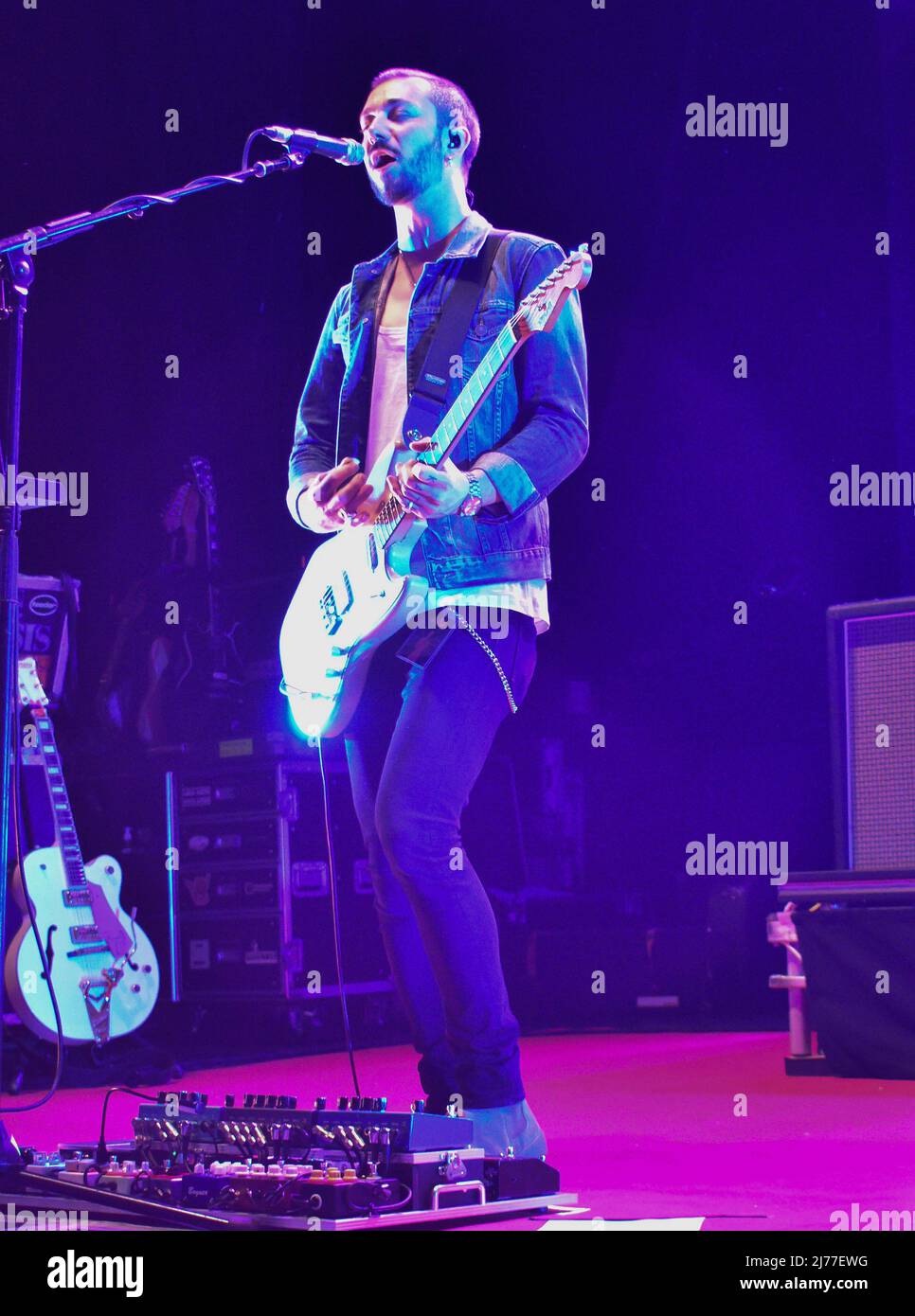 Tommy Gleeson From Feeder Performing Live On Stage In Concert At The O2 ...