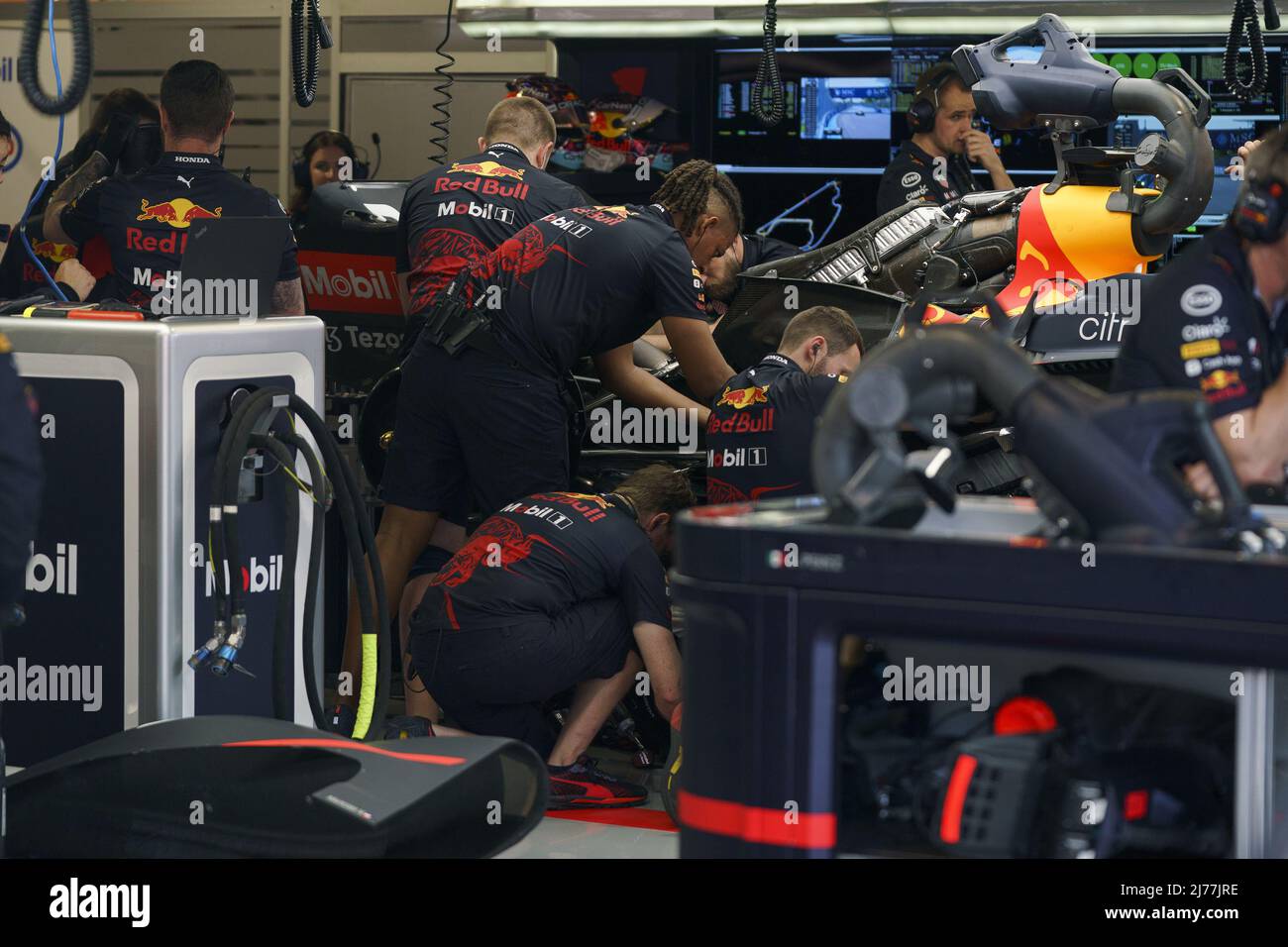 Red bull racing mechanics hi-res stock photography and images - Alamy