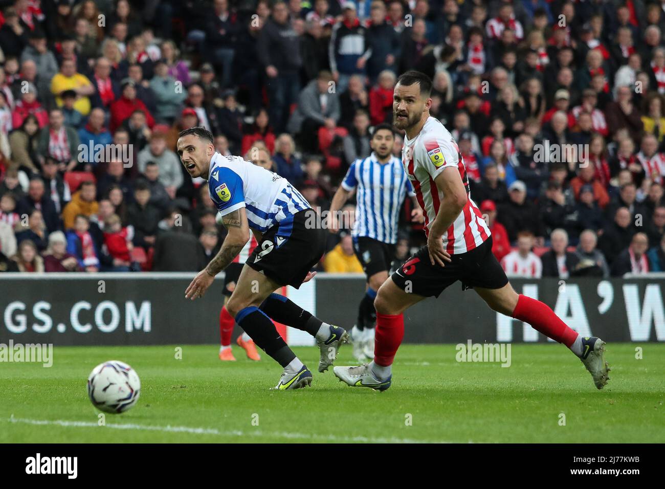 Lee Gregory #9 of Sheffield Wednesday heads the ball wide of goal Stock Photo - Alamy