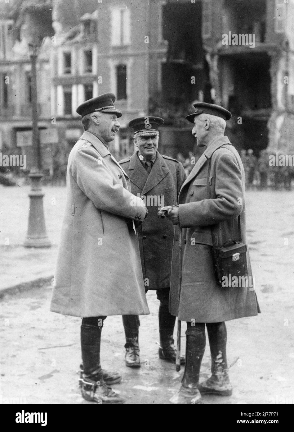 General Sir Henry Rawlinson with a French war correspondent in Peronne ...