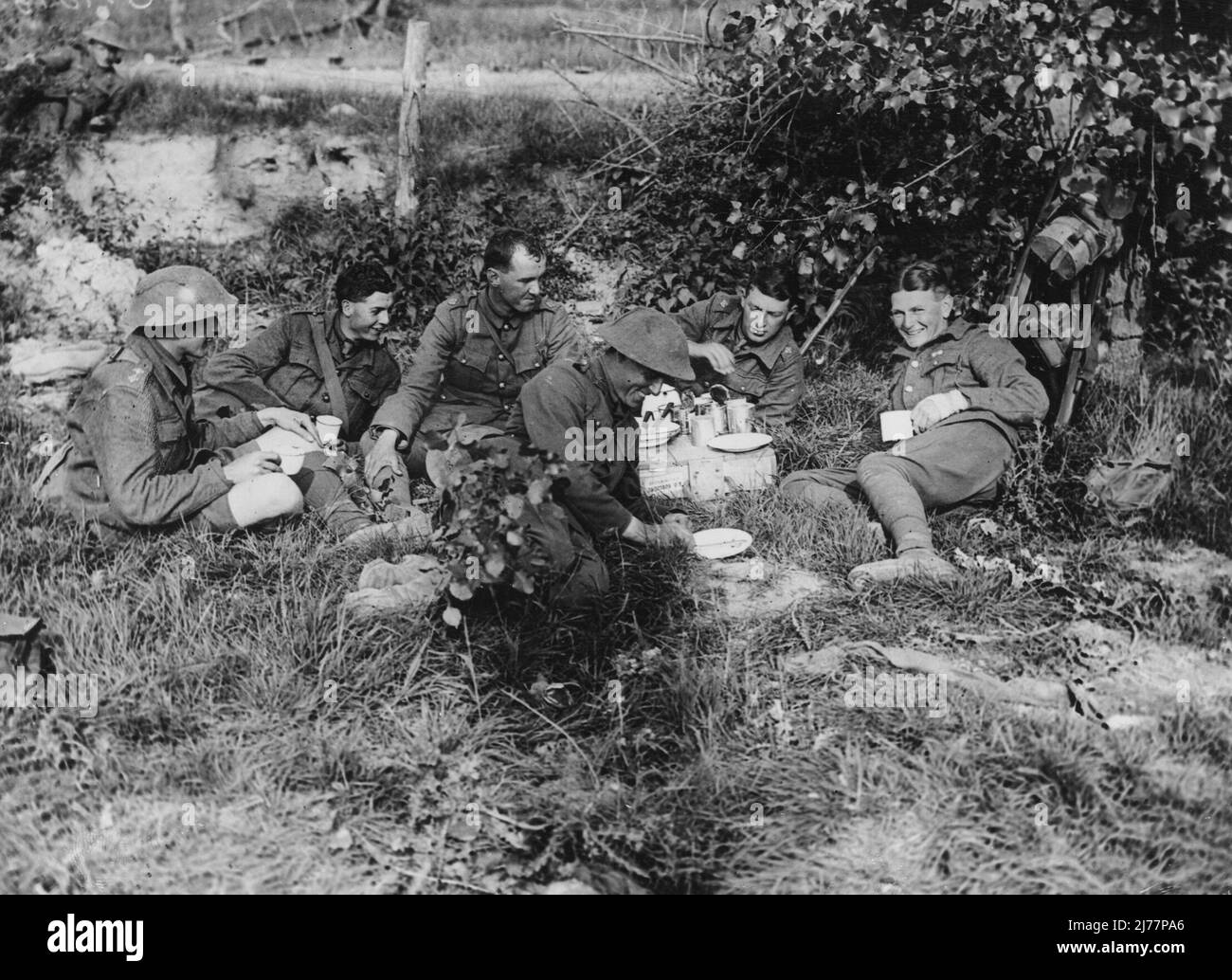 Soldiers having a tea break in the field at Messines, Ypres during WW1 ...