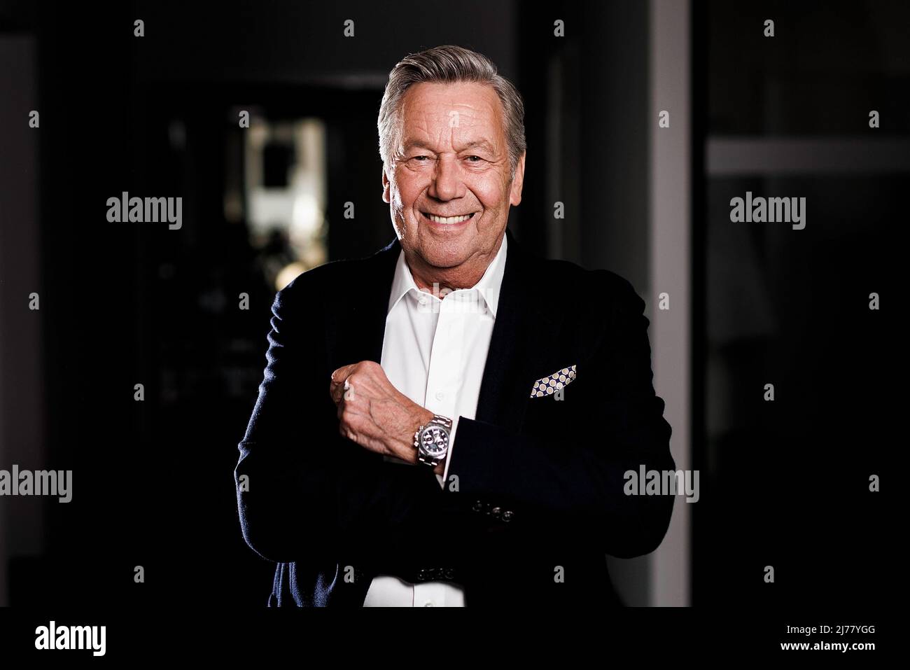 PRODUCTION - 28 April 2022, Berlin: Roland Kaiser, pop singer, at a ...