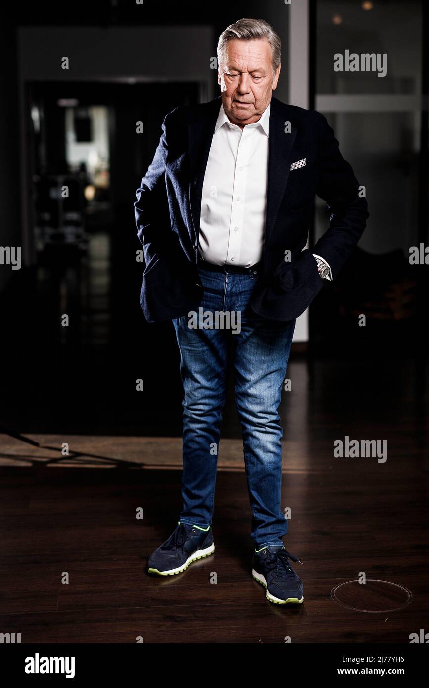 PRODUCTION - 28 April 2022, Berlin: Roland Kaiser, pop singer, at a ...