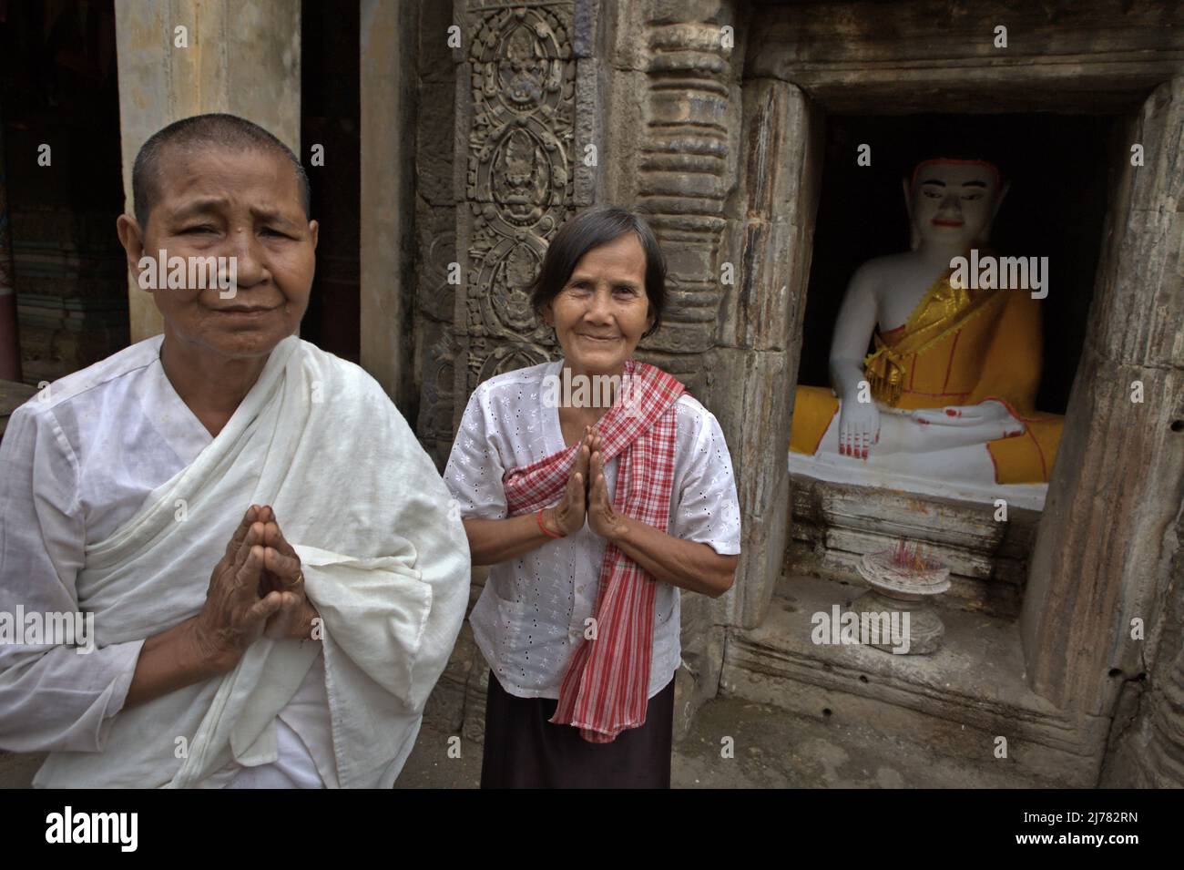 Female monk hi-res stock photography and images - Alamy
