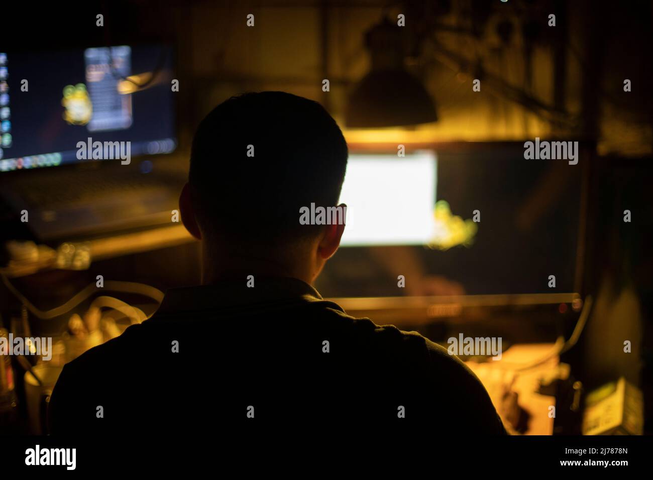 Hooded man computer dark web hi-res stock photography and images - Alamy