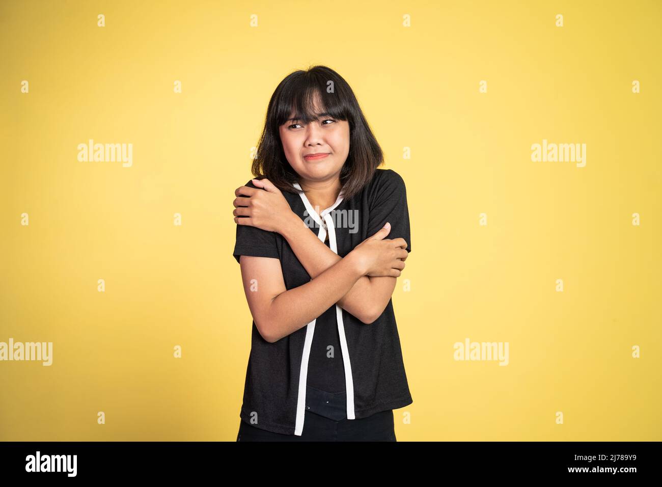 woman feeling cold with both hands hugging her arms Stock Photo - Alamy
