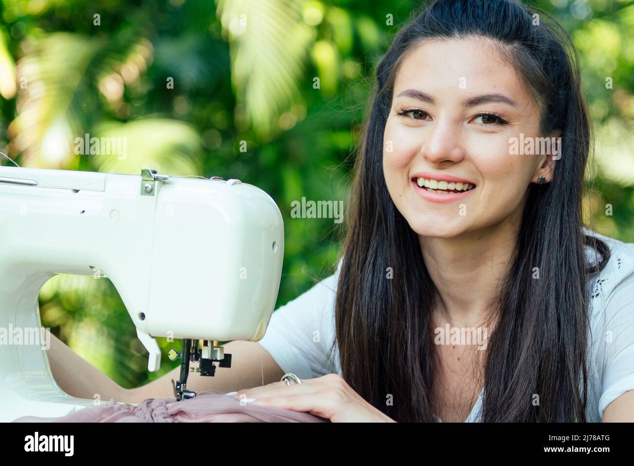 Indian woman sewing machine hi-res stock photography and images - Alamy
