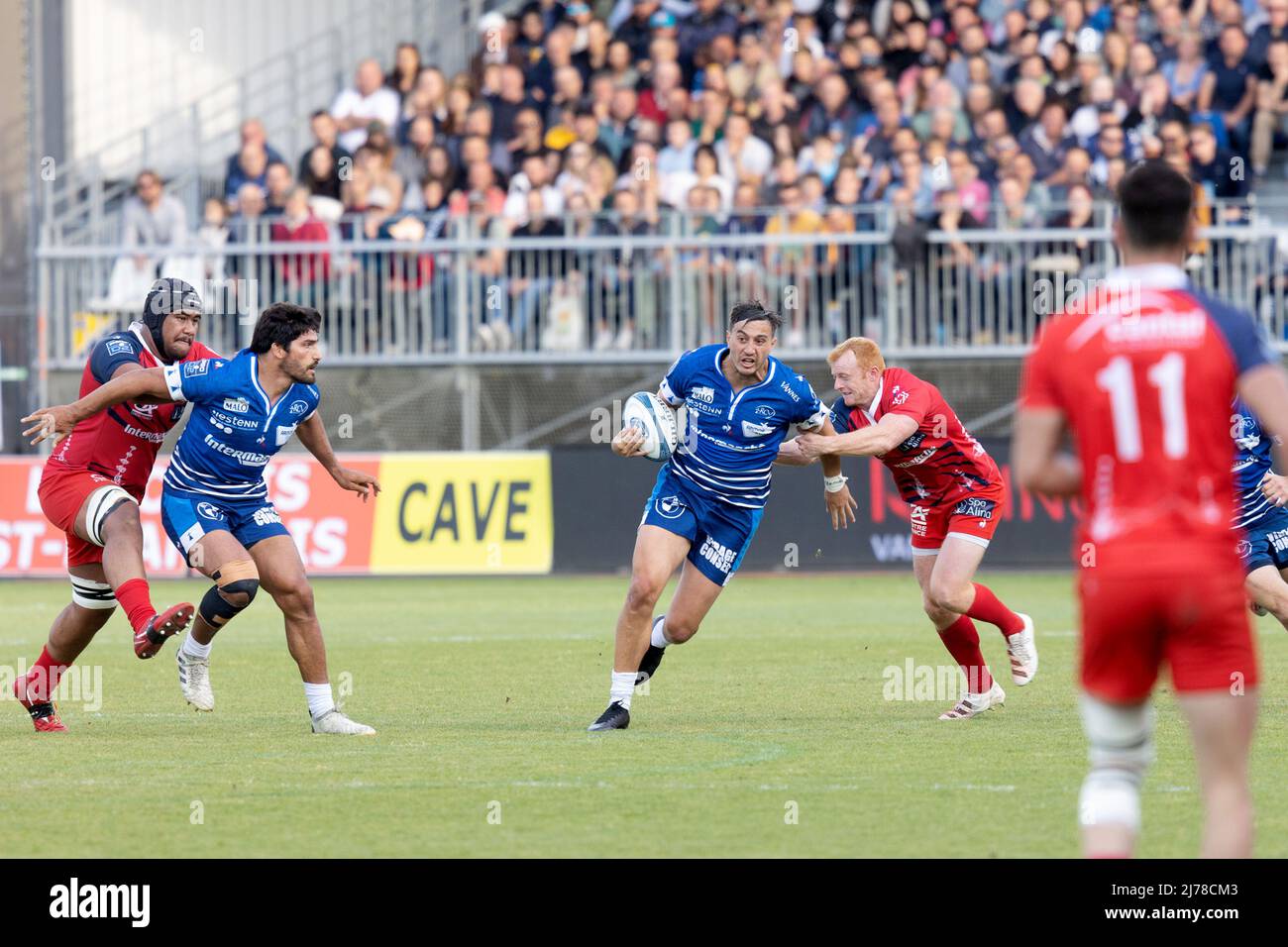 Ambrose Curtis of Vannes and Peter Nelson of Aurillac during the French ...